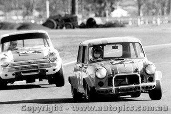 72031 - Alan Waterson - Morris Cooper S - Warwick Farm 1972 - AUTOPICS