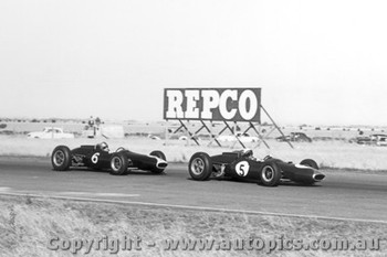 64515 - Lex Davison and Bib Stillwell Brabham - Calder 1964 - AUTOPICS
