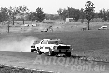 69674 - Ian (Pete) Geoghegan & Allan Moffat, Mustangs - Oran Park 1969 ...
