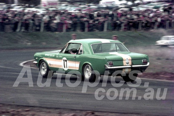 67133 - Bryan Thomson, Mustang - Hume Weir 1967 - AUTOPICS