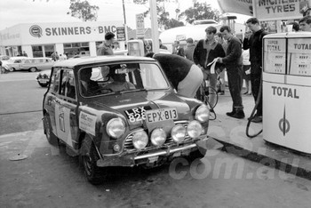 67335 - Bob Holden & E. Shepheard, Morris Cooper S - Total Rally 1967 ...