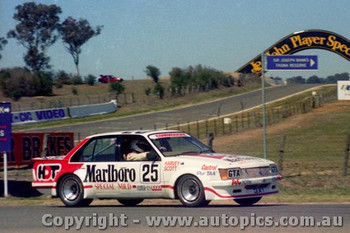 82736 - Harvey / Scott Holden Commodore - Bathurst 1982 - AUTOPICS