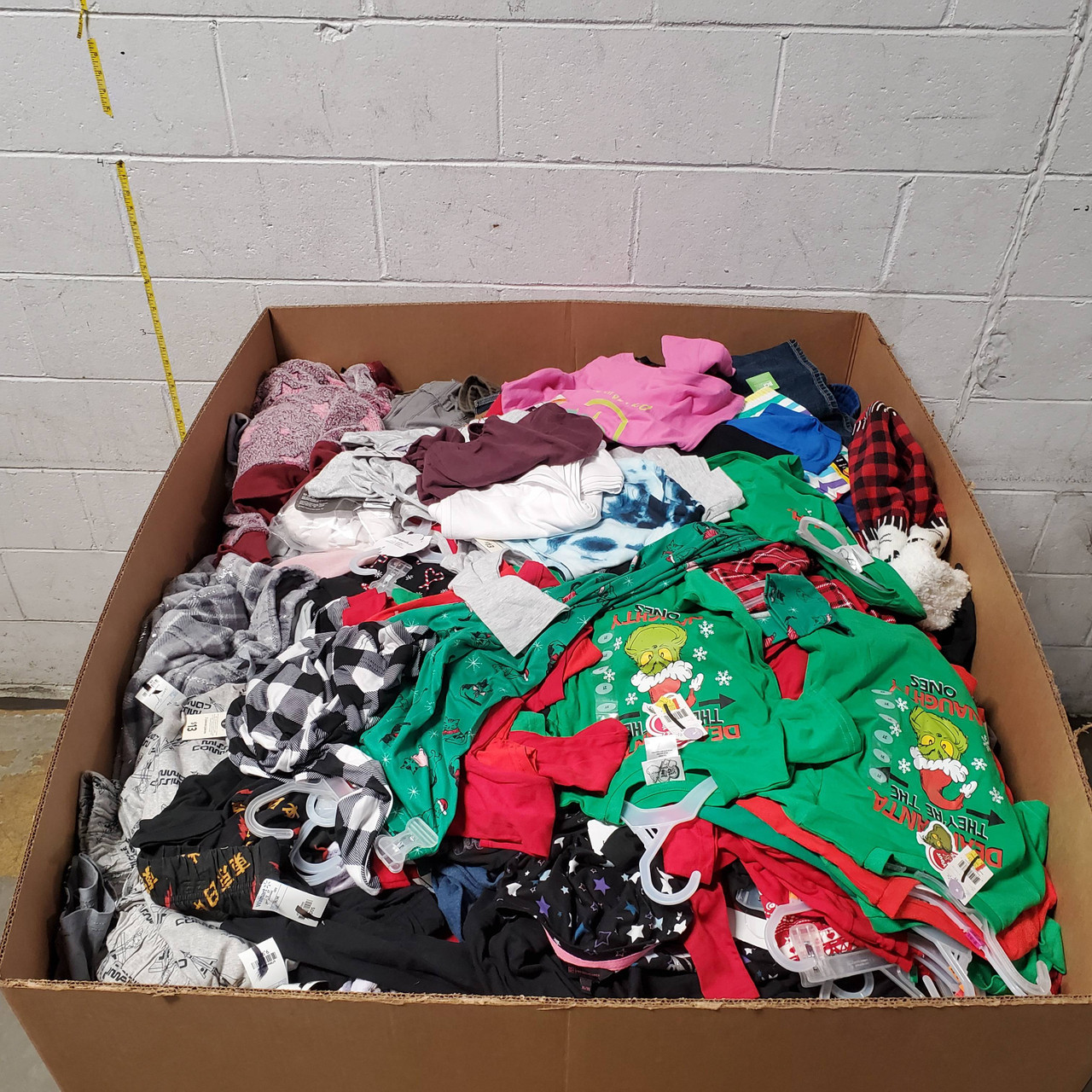 17325 units of Clothing & Accessories - MSRP $225,268 - Returns (Lot ...