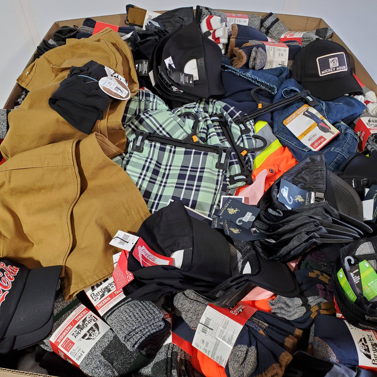 399 units of Men Clothing - MSRP $6,965 - Returns (Lot # 708822 ...