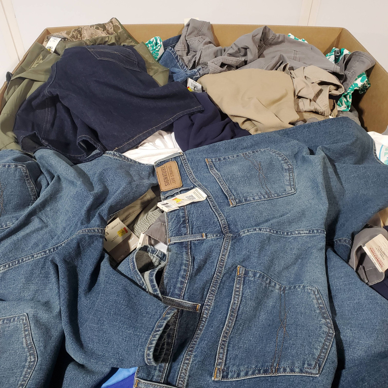 502 units of Men Clothing - MSRP $12,395 - Returns (Lot # 749924 ...