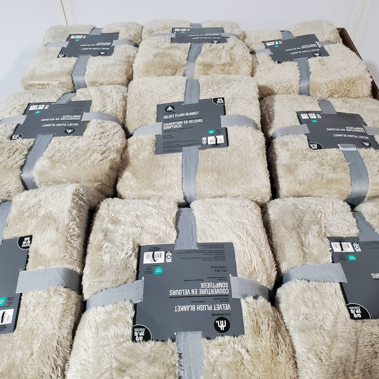 45 units of Home Trends Velvet Plush Blankets - MSRP $1,799 - Like New ...
