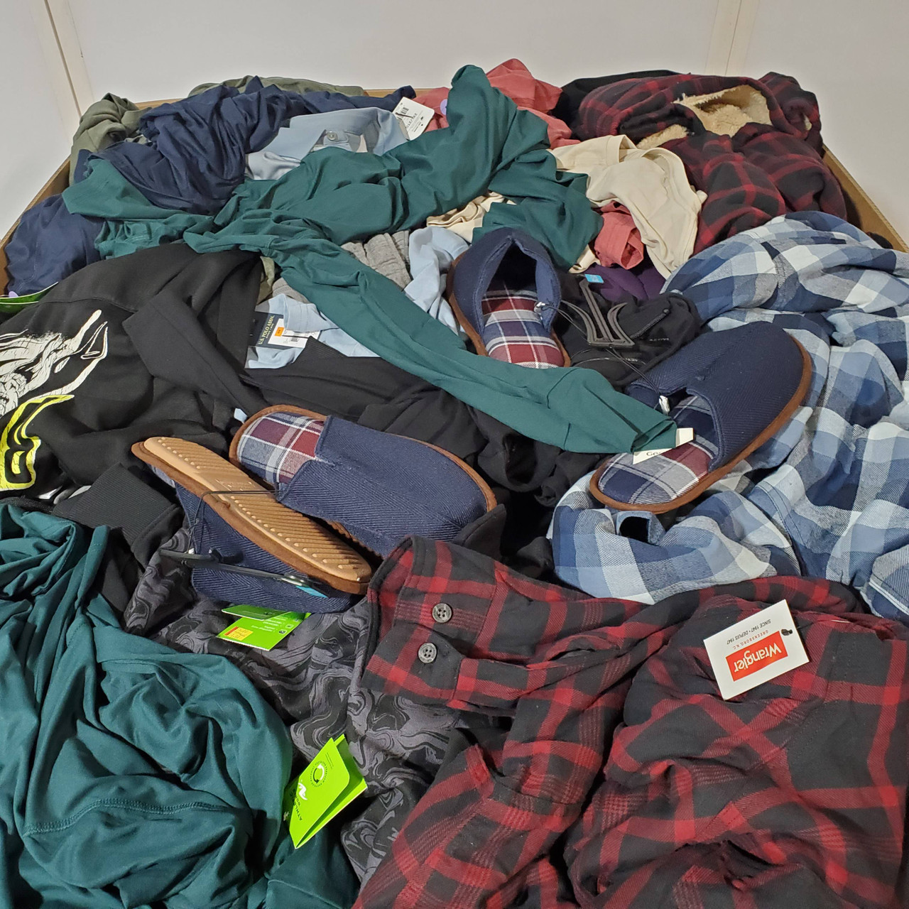 521 units of Men Clothing - MSRP $9,408 - Returns (Lot # 789340 ...