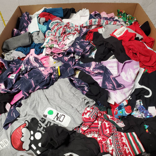 776 Units of Clothing & Accessories - MSRP $12,105 - Returns (Lot ...
