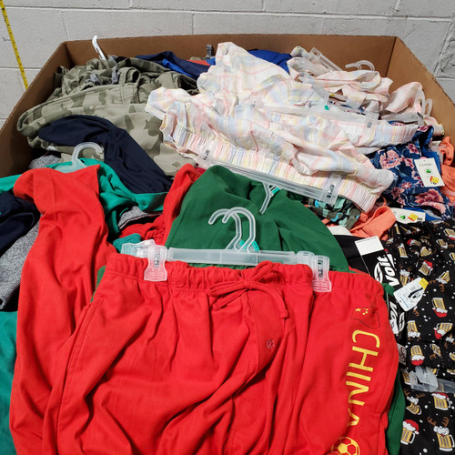 682 units of Clothing & Accessories - MSRP $10,306 - Returns (Lot ...