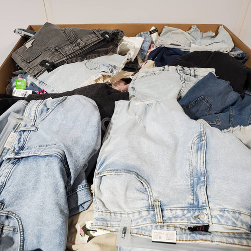 700 units of Women Clothing - MSRP $12,934 - Returns (Lot # 747009 ...