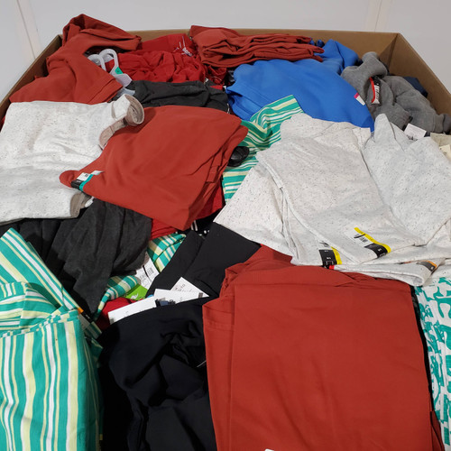 726 units of Men Clothing - MSRP $11,611 - Returns (Lot # 751618 ...