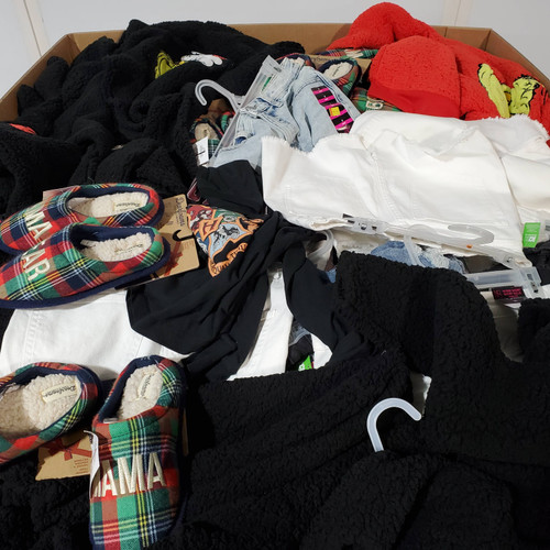 902 units of Women Clothing - MSRP $12,834 - Returns (Lot # 764433 ...