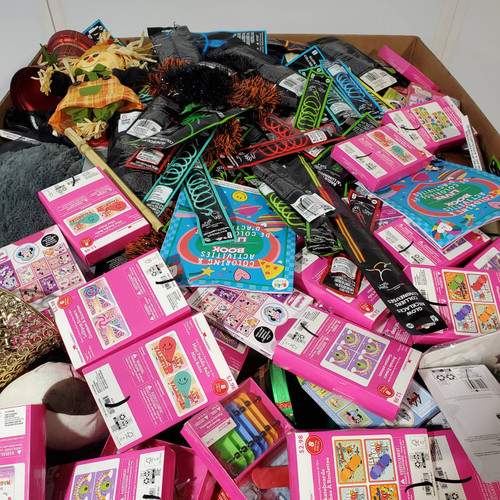 1323 units of Christmas & Seasonal - MSRP $4,792 - Returns (Lot ...