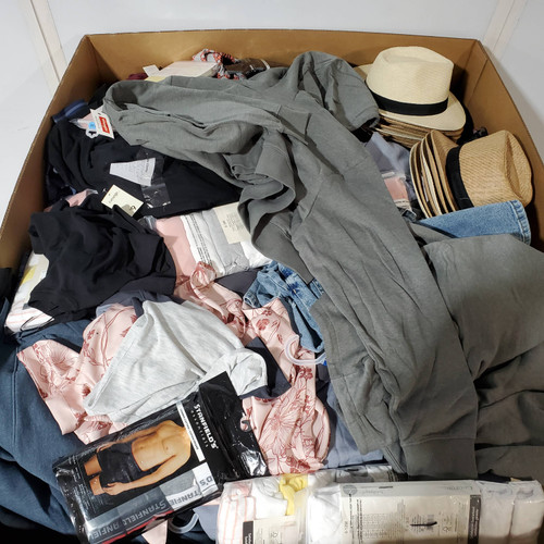 949 units of Clothing & Accessories - MSRP $12,899 - Returns (Lot ...