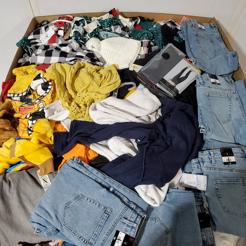 860 units of Clothing & Accessories - MSRP $12,725 - Returns (Lot ...