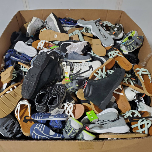 206 units of Shoes (pair) - MSRP $5,713 - Returns (Lot # 938402 ...