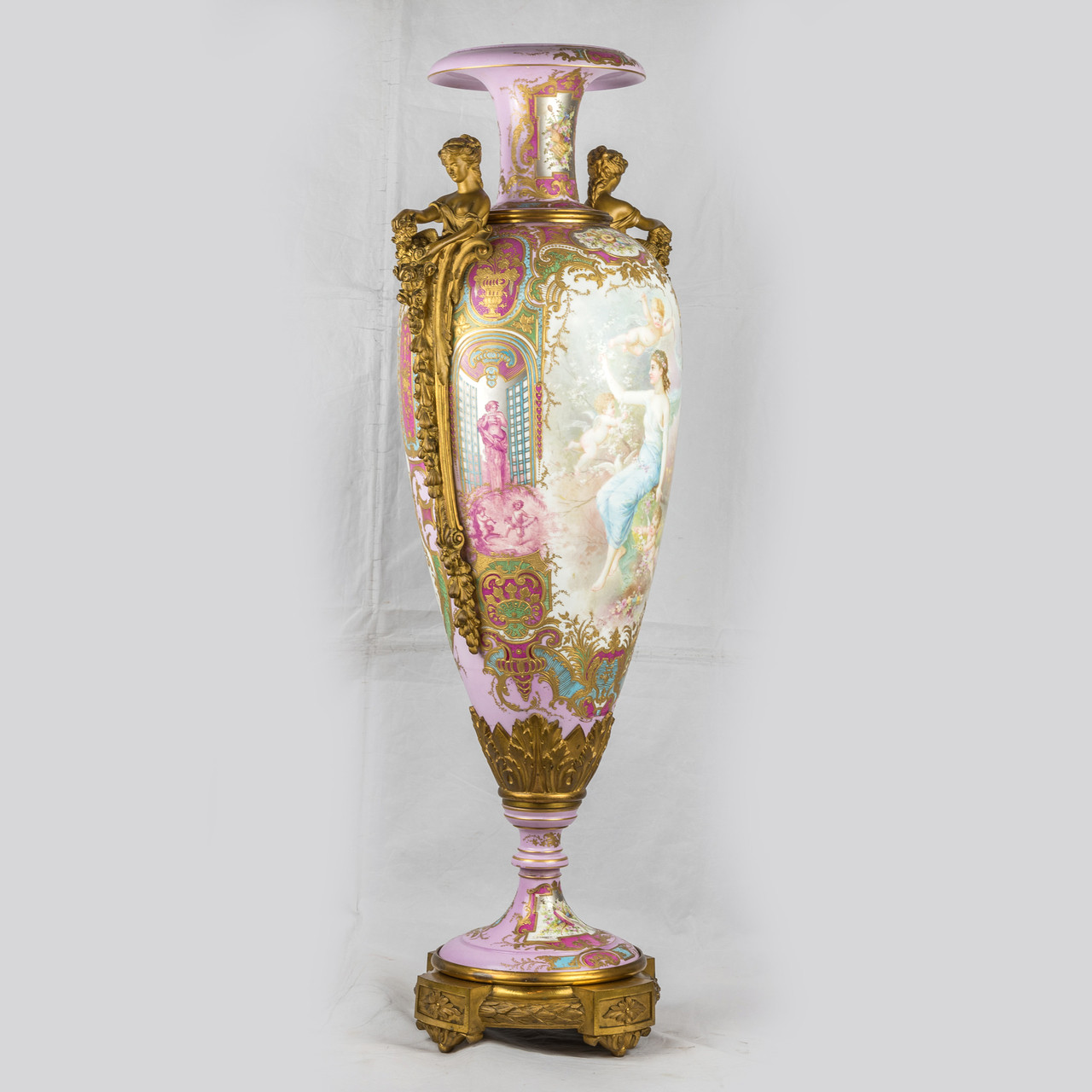 Antique Serves Porcelaine Vase