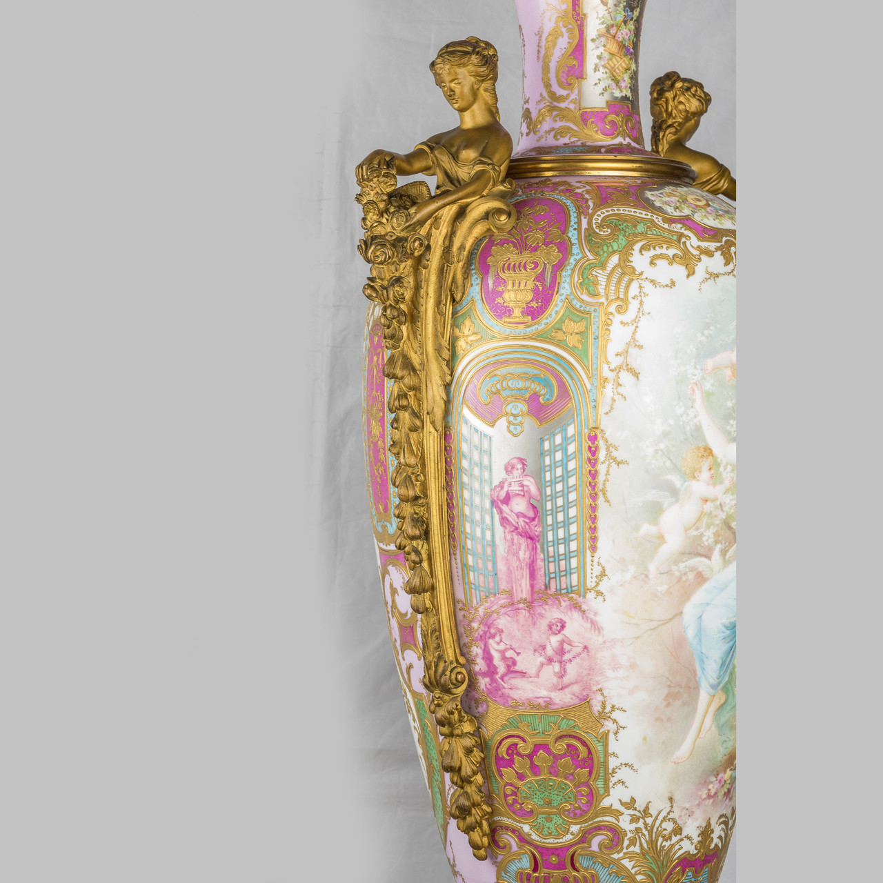 Antique Serves Porcelaine Vase