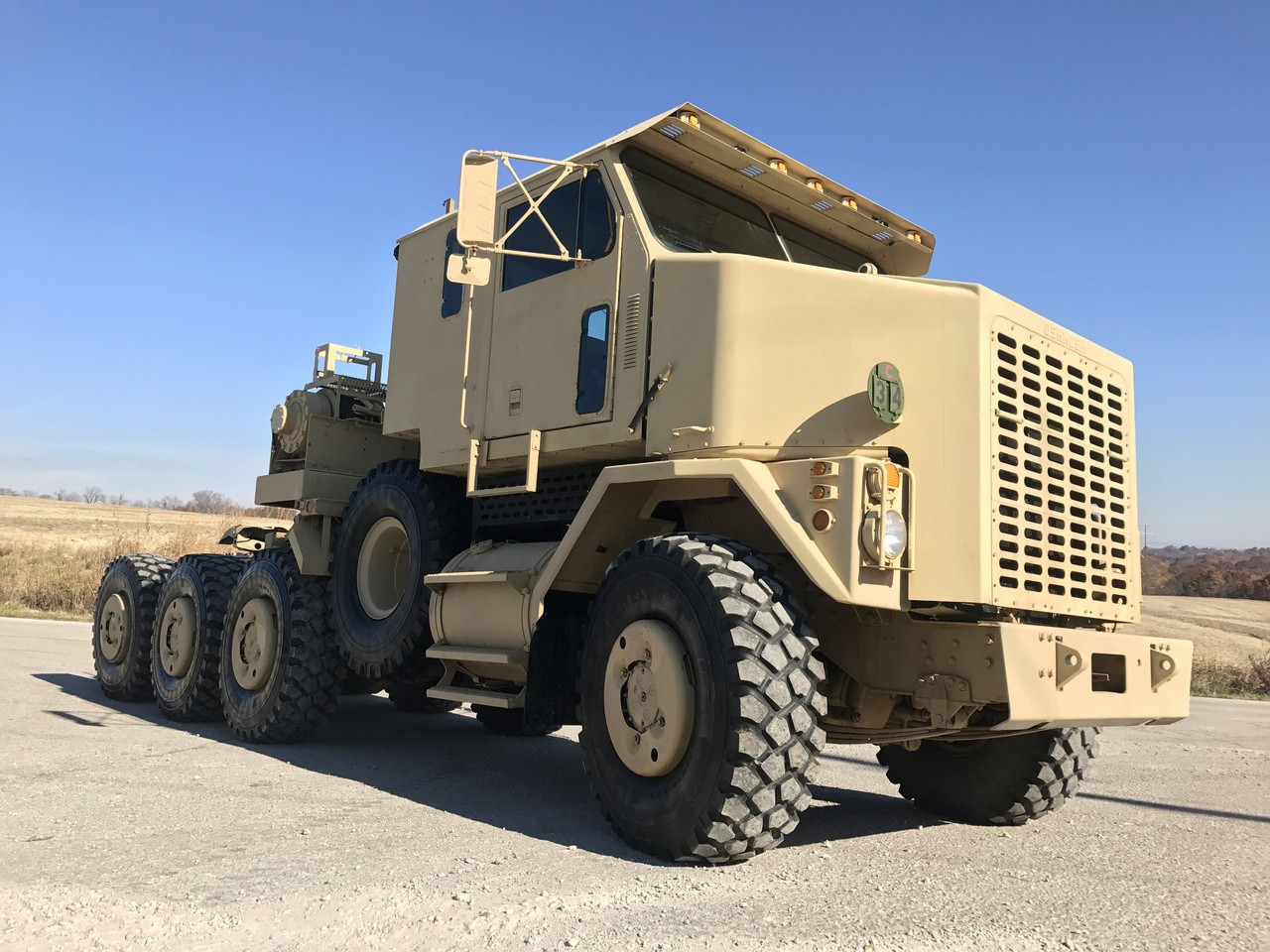 Oshkosh M1070 8x8 HET Military Heavy Haul Tractor Truck.