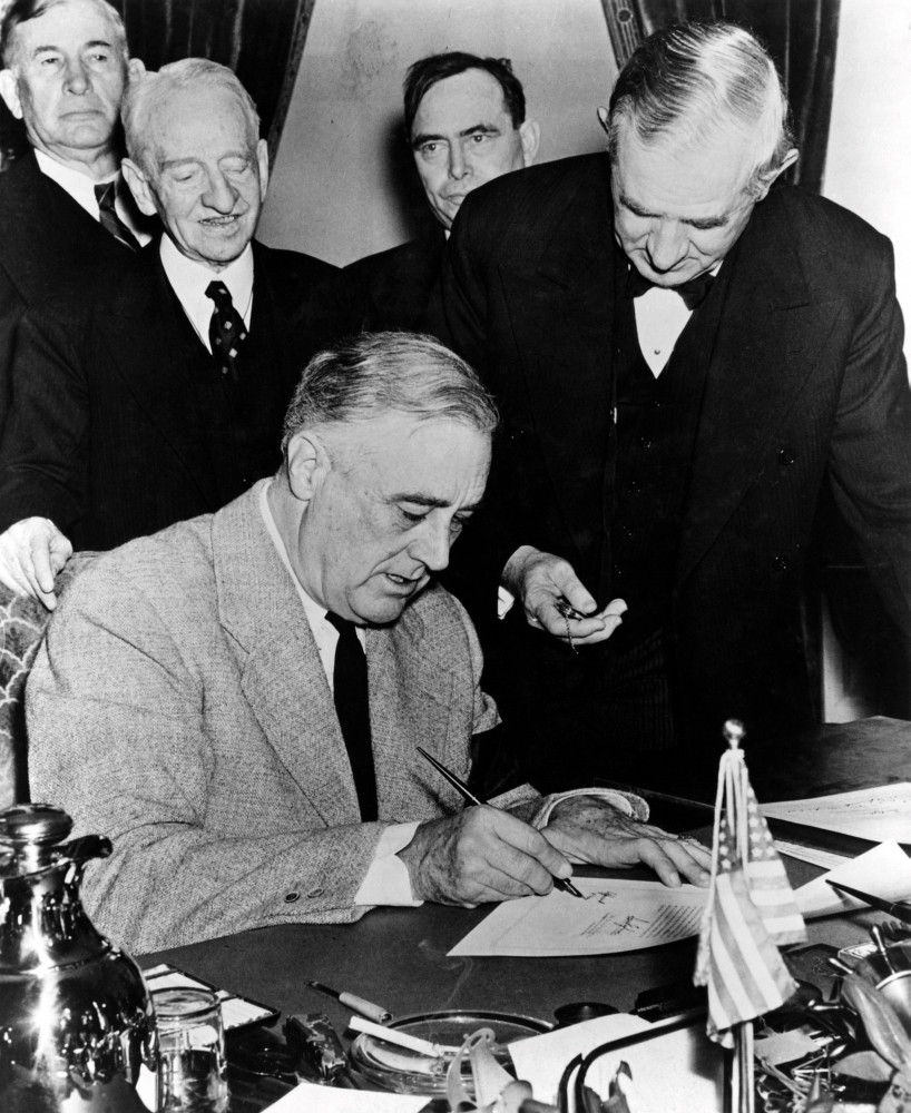 Roosevelt Signing Declaration of War, 1941 Poster Print by Science ...