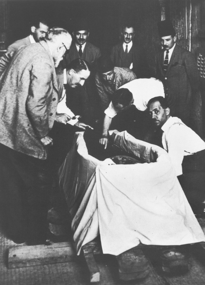 Howard Carter (1873-1939). /Nenglish Archaeologist. Carter (Holding ...