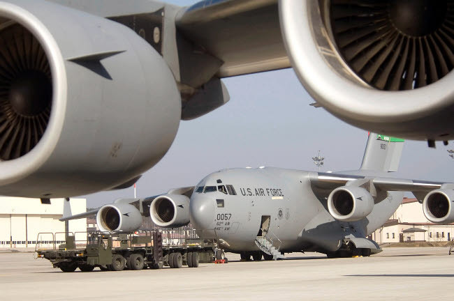c 17 globemaster loading