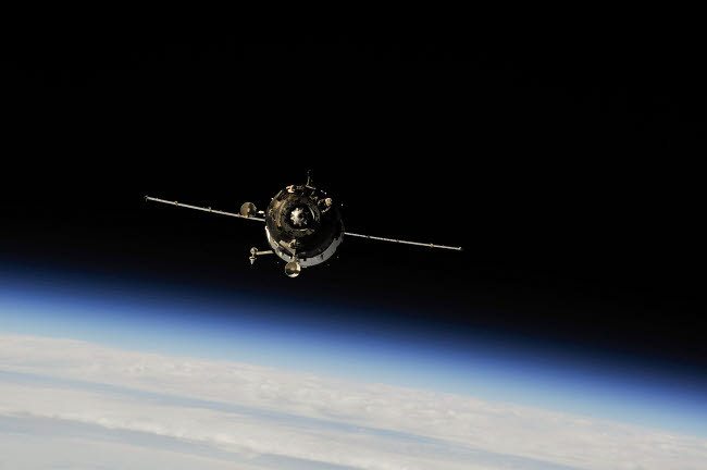The Soyuz TMA-10M above Earth's limb Poster Print by Stocktrek Images ...