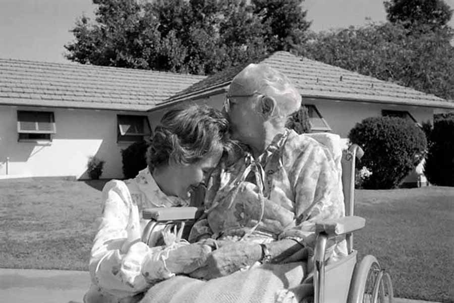 Nancy Reagan Visits Her Elderly Mother Edith Davis At Her Home In ...