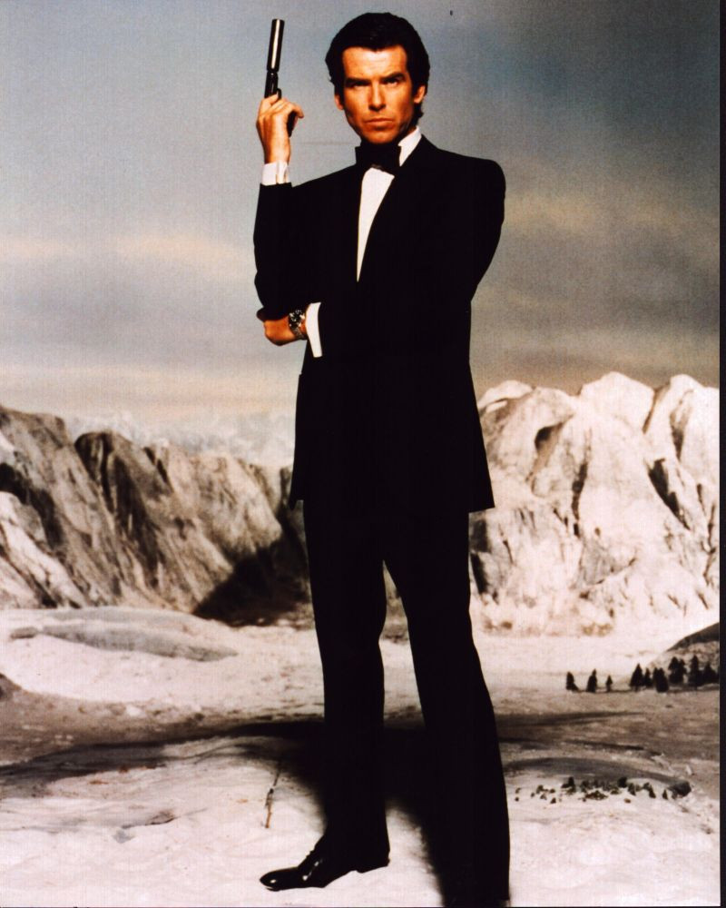 Pierce Brosnan Posed For Goldeneye Photo Print (8 x 10) - Posterazzi