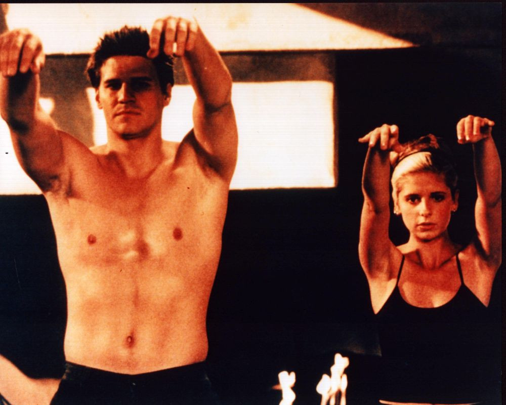 David Boreanaz And Sarah Michelle Gellar With Arms Up In Buffy The ...