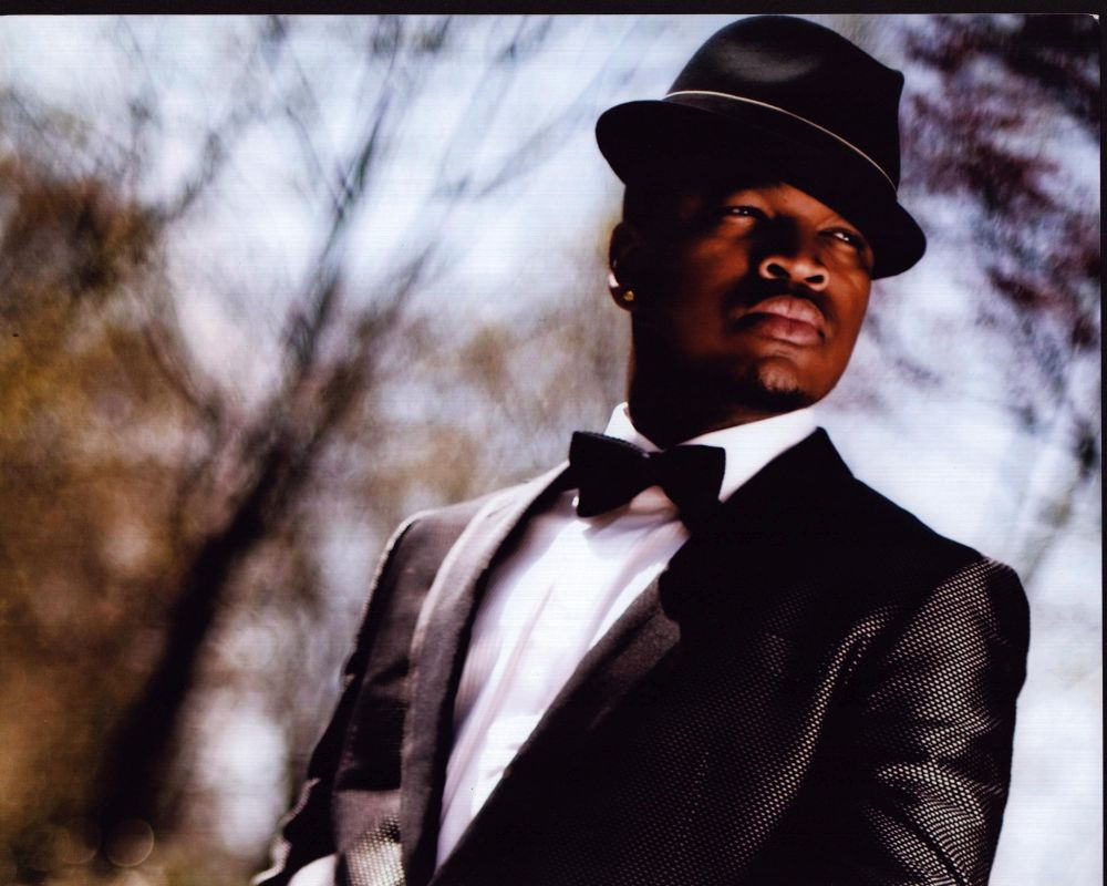 Ne-Yo In Suit And Fedora Photo Print (8 x 10) - Posterazzi