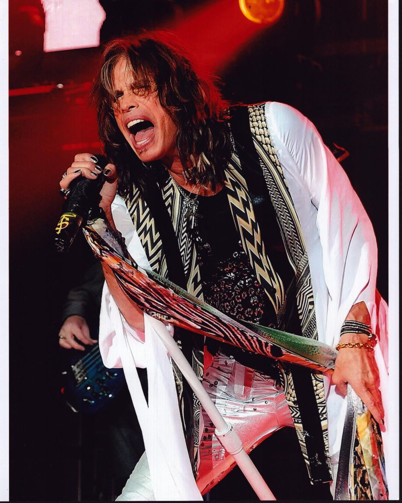 Steven Tyler Singing In White Robe Photo Print (8 x 10) - Posterazzi