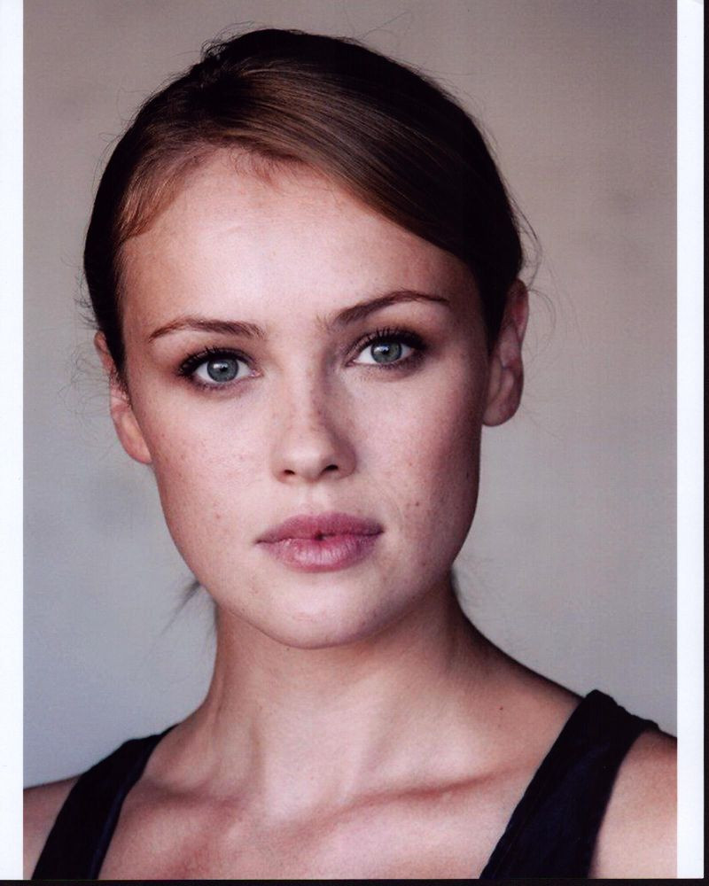 Hannah New Headshot In Black Tank Top Photo Print (8 x 10) - Posterazzi