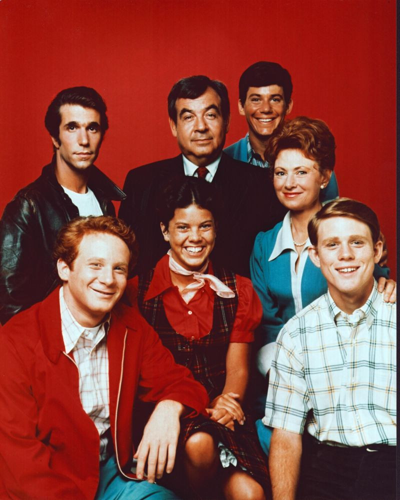 Happy Days Cast Red Background Photo Print (8 x 10) - Posterazzi