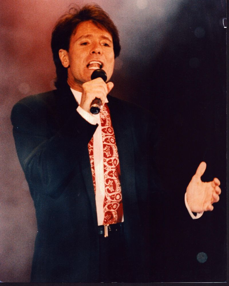 Cliff Richard Singing On Stage Photo Print (8 x 10) - Posterazzi