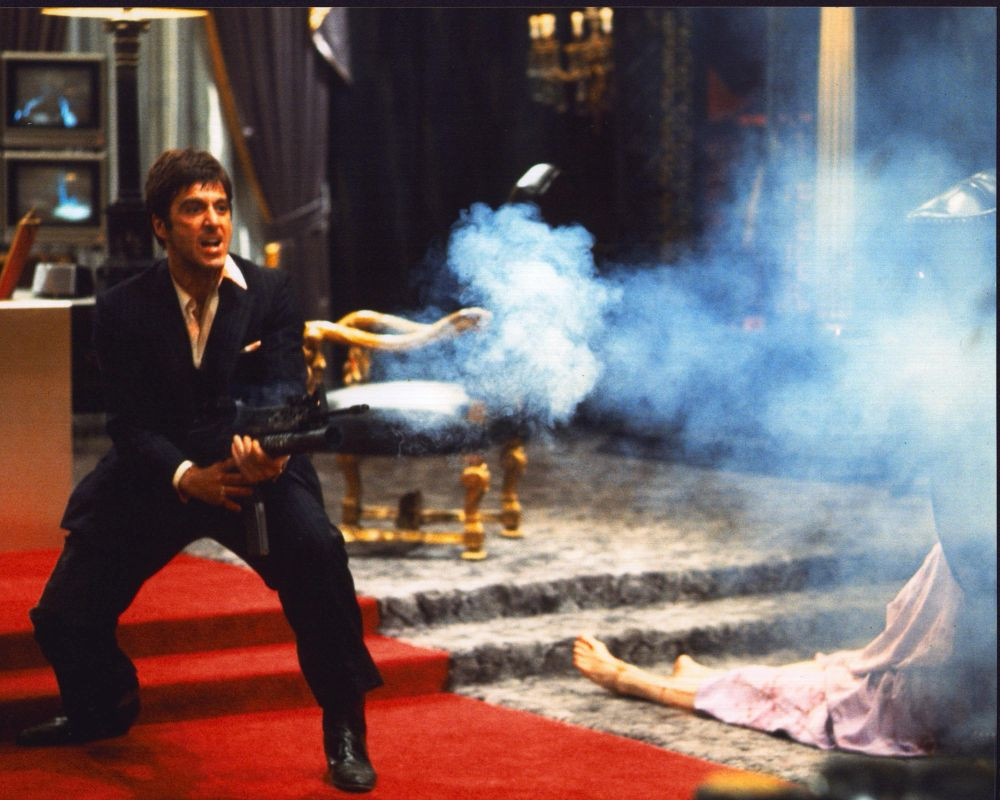 Al Pacino Firing Gun In Scarface Photo Print (8 x 10) - Posterazzi