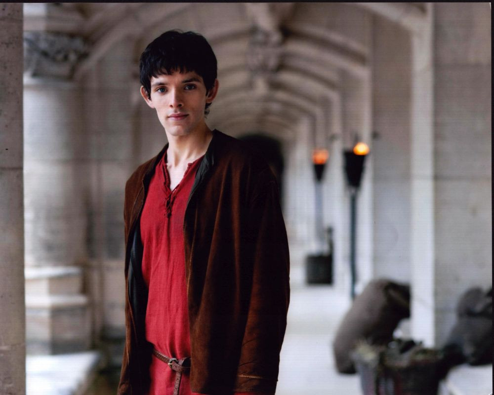 Colin Morgan Wearing Red Tunic In Merlin Photo Print (8 x 10) - Posterazzi