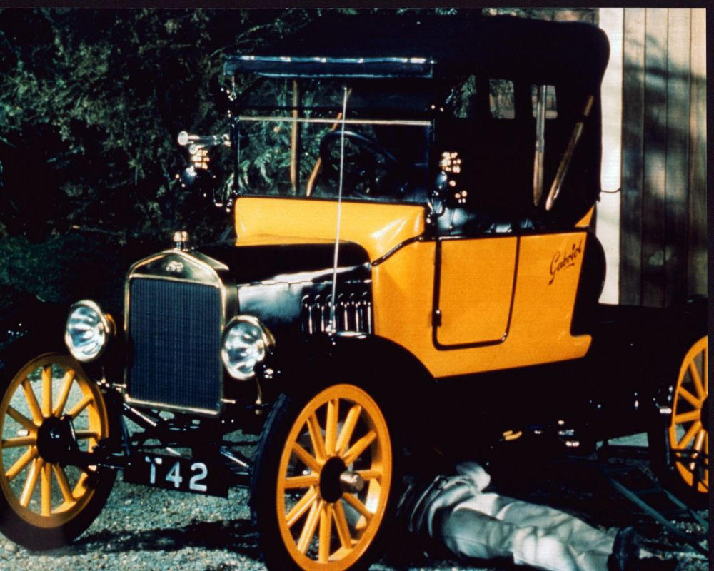 Yellow And Black Ford Model T Photo Print (8 x 10) - Posterazzi