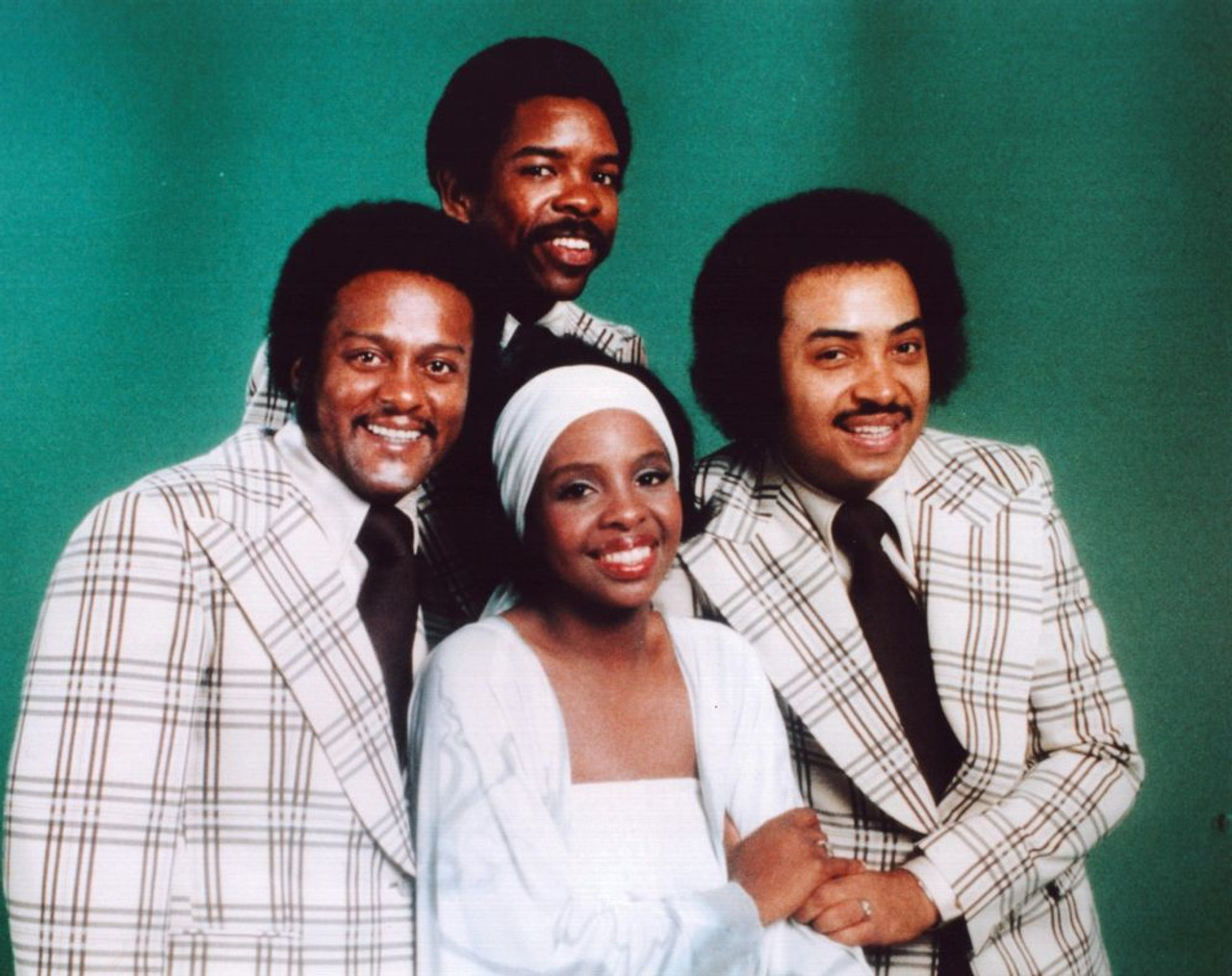 Gladys Knight & The Pips Green Background Photo Print (8 x 10) - Posterazzi