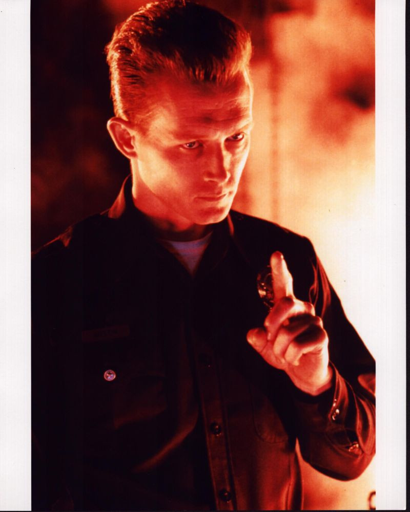 Robert Patrick Pointing Finger In Terminator 2: Judgement Day Photo ...