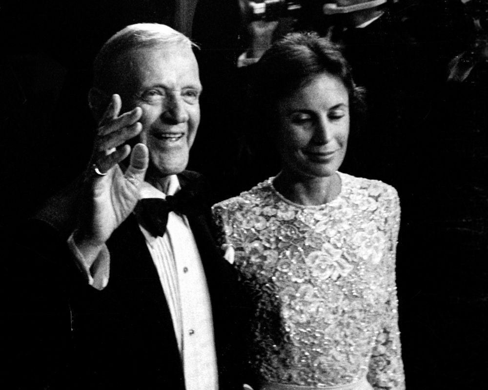 Fred Astaire, Robyn Smith (2nd wife) 1985. Photo by John Barrett (Fred ...