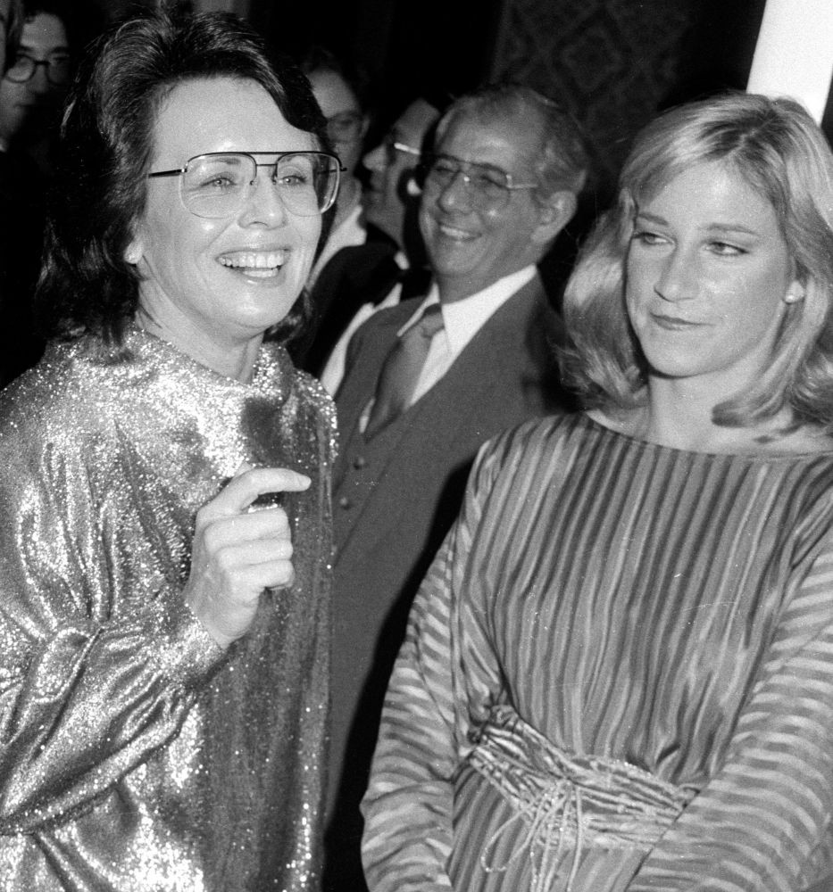 Billie Jean King, Chris Evert 1982. Photo by John Barrett (Billie Jean ...