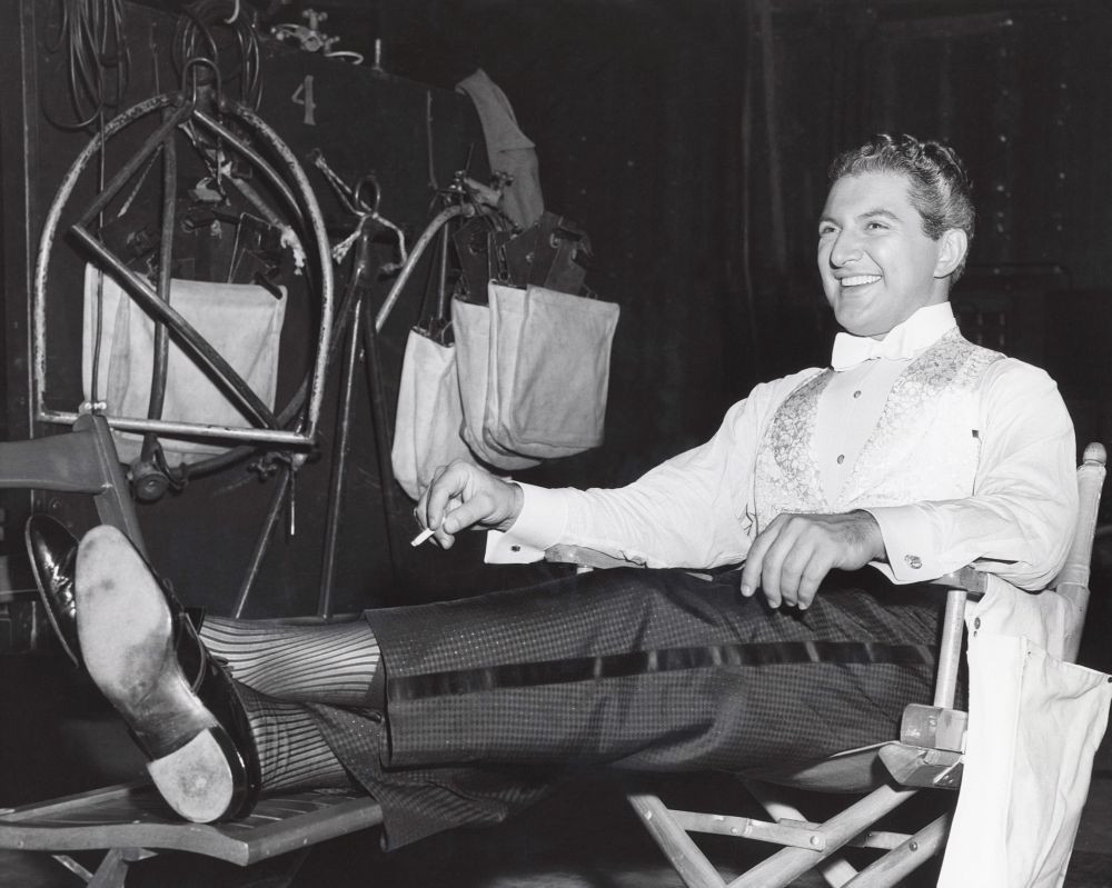 Sincerely Yours, Liberace, Relaxing On Set, 1955,. Ph: Pat Clark / Tv ...