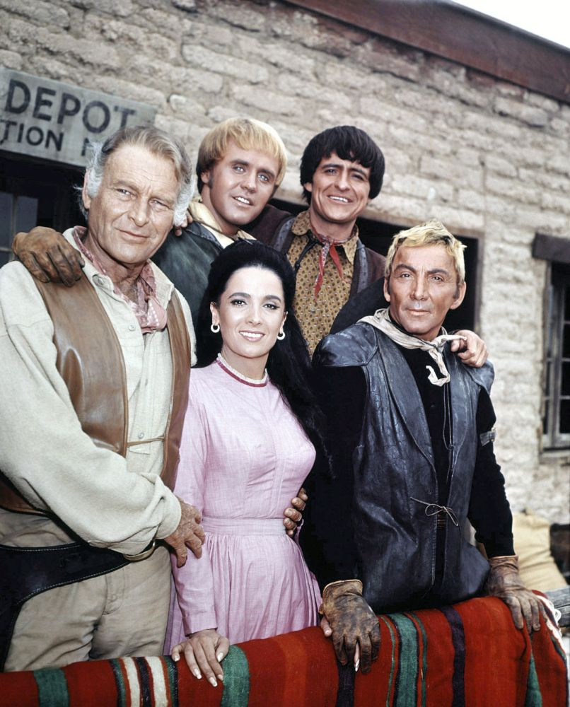 The High Chaparral,: Leif Erickson, Mark Slade, Linda Cristal, Henry Darrow, Cameron Mitchell ...