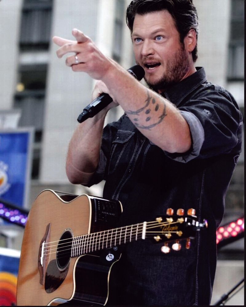 Blake Shelton Pointing On Stage Photo Print - Item # MVM57805 - Posterazzi