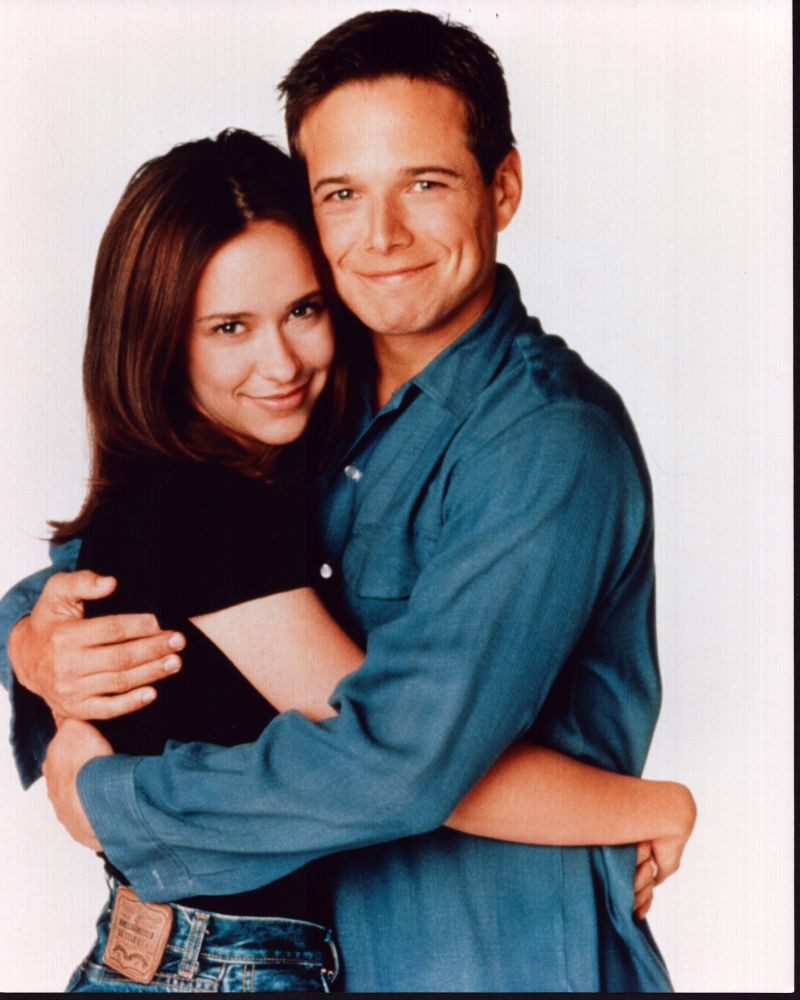 Jennifer Love Hewitt And Scott Wolf Posed For Party Of Five Photo Print ...