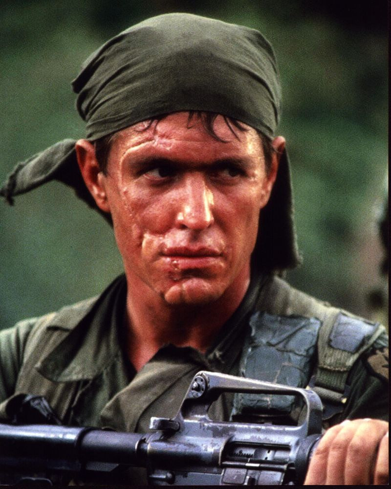 Tom Berenger Close Up With Gun In Platoon Photo Print - Item # MVM57465 ...