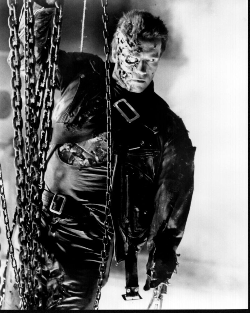 Arnold Schwarzenegger Hanging From Chains In Terminator 2: Judgment Day ...