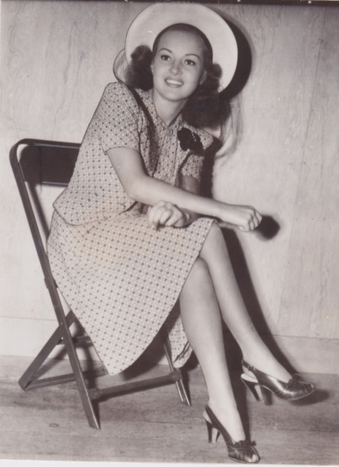 Betty Grable - Sitting in Chair Photo Print (8 x 10) - Item # DAP12905 ...