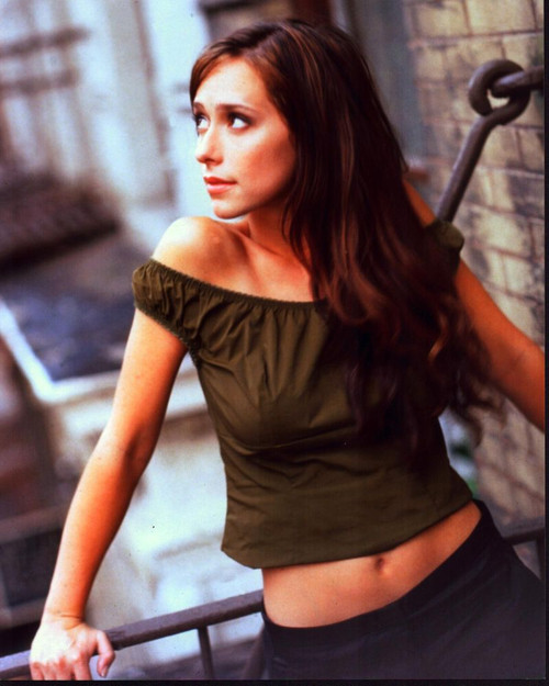 Jennifer Love Hewitt Leaning On Fire Escape Looking Up Photo Print (8 x ...